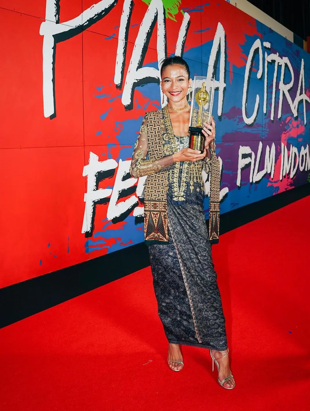 Pesona Eksotis Putri Marino Raih Piala Citra dalam Balutan Kebaya ...