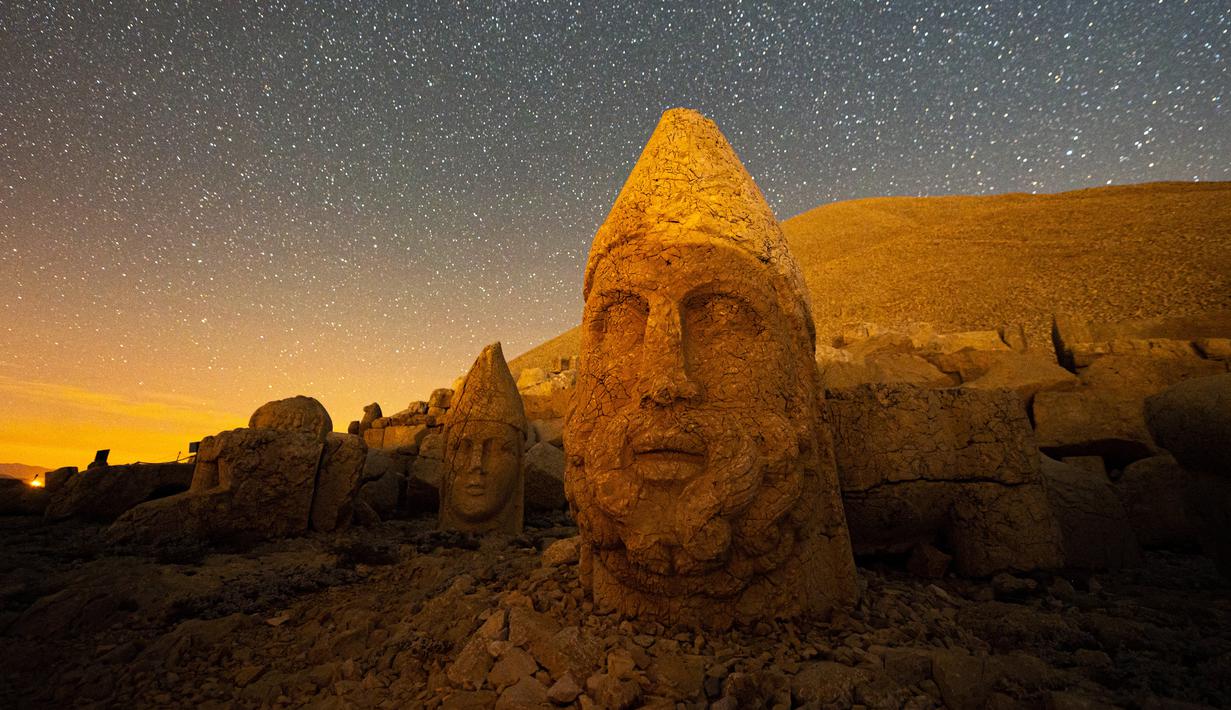 FOTO: Patung Kepala Batu Besar di Situs Arkeologi Gunung Nemrut - Foto ...