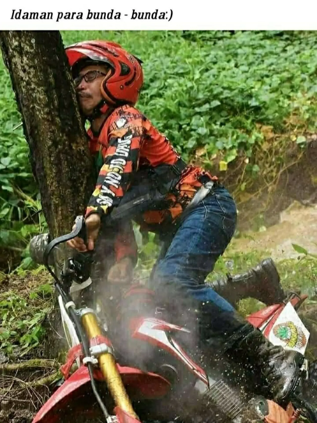 6 Potret Orang Jatuh dari Sepeda Motor Sambil Pose Ini Nyeleneh Banget ...