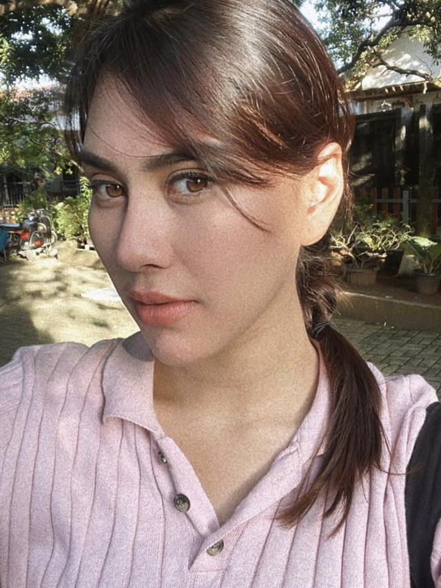 6 Potret Selfie Syahnaz Sadiqah Tampilkan Makeup Natural hingga ...