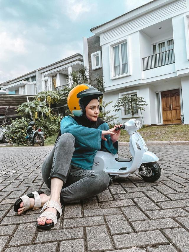 6 Potret Indah Ningtyas Istri Komika Rigen yang Jarang Tersorot ...