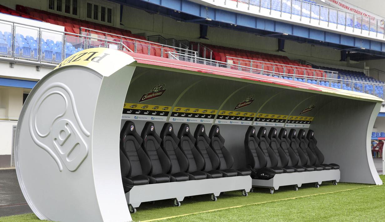 FOTO: Bench Pemain Klub Eropa ini Berbentuk Kaleng Bir - Dunia Bola.com