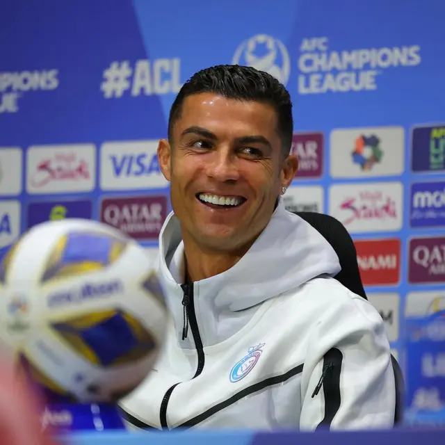 Potret Menyentuh Cristiano Ronaldo Ucapkan Selamat Lebaran Pakai Kemeja