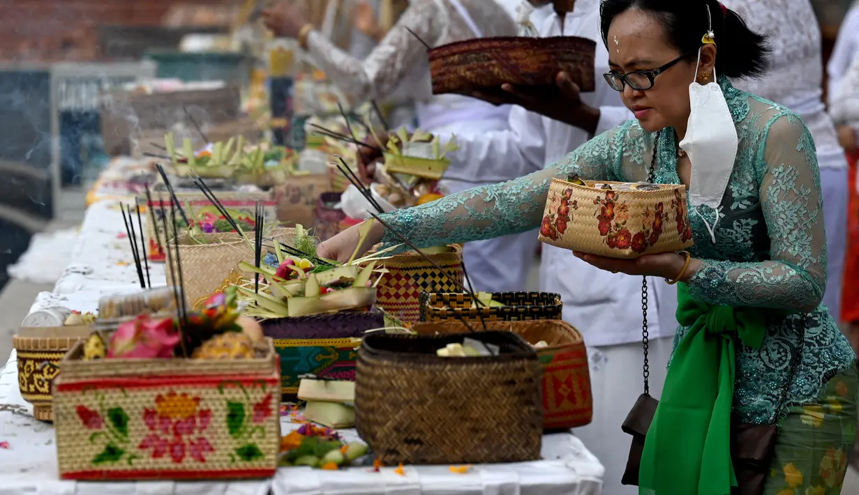 Potret Umat Hindu di Bali Sembahyang Hari Raya Galungan - Foto Liputan6.com