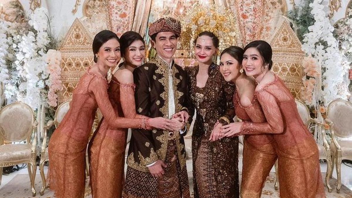 6 Potret Molen Kasetra Suami Enzy Storia, Mantan Penyiar Radio yang ...