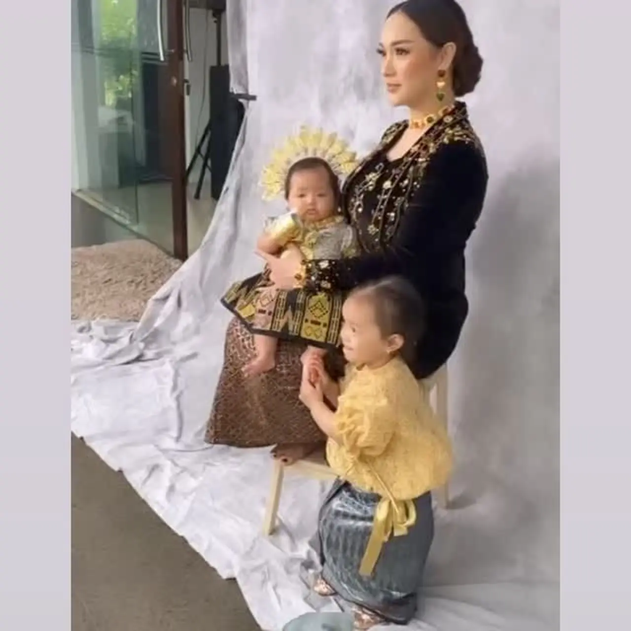 Tampil Kompak, Ini 6 Pemotretan Terbaru Zaskia Gotik Bersama Anak ...