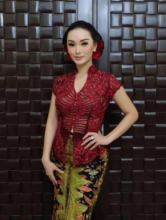 FOTO: Gaya Zaskia Gotik saat Pakai Kebaya, Tampil Menawan - Foto ...