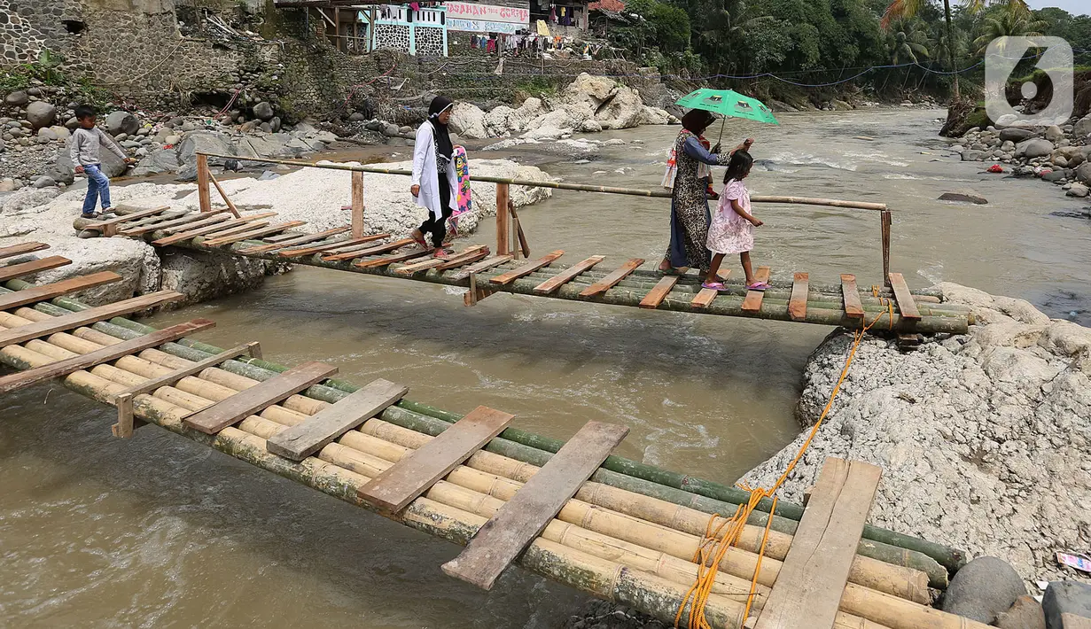 FOTO: Pascabanjir Bandang, Jembatan Bambu Jadi Penghubung Warga di Bogor - Foto Liputan6.com