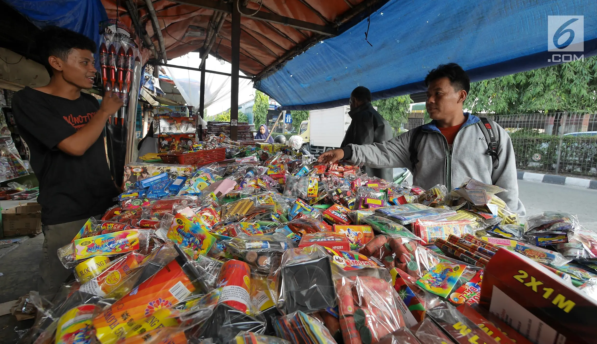 FOTO: Menjelang Lebaran, Harga Petasan dan Kembang Api Naik - Foto ...