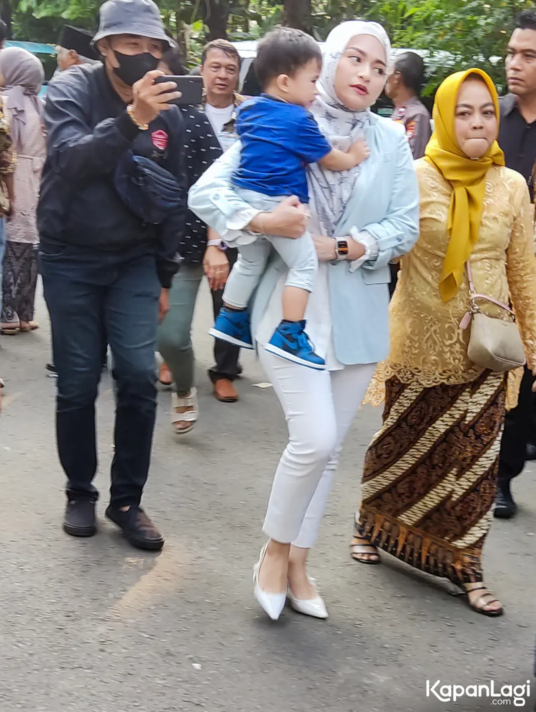 Nyanyi hingga Joged Dangdut Gendong Adzam, Potret Nathalie Holscher Hadir di Pernikahan Tiko ...