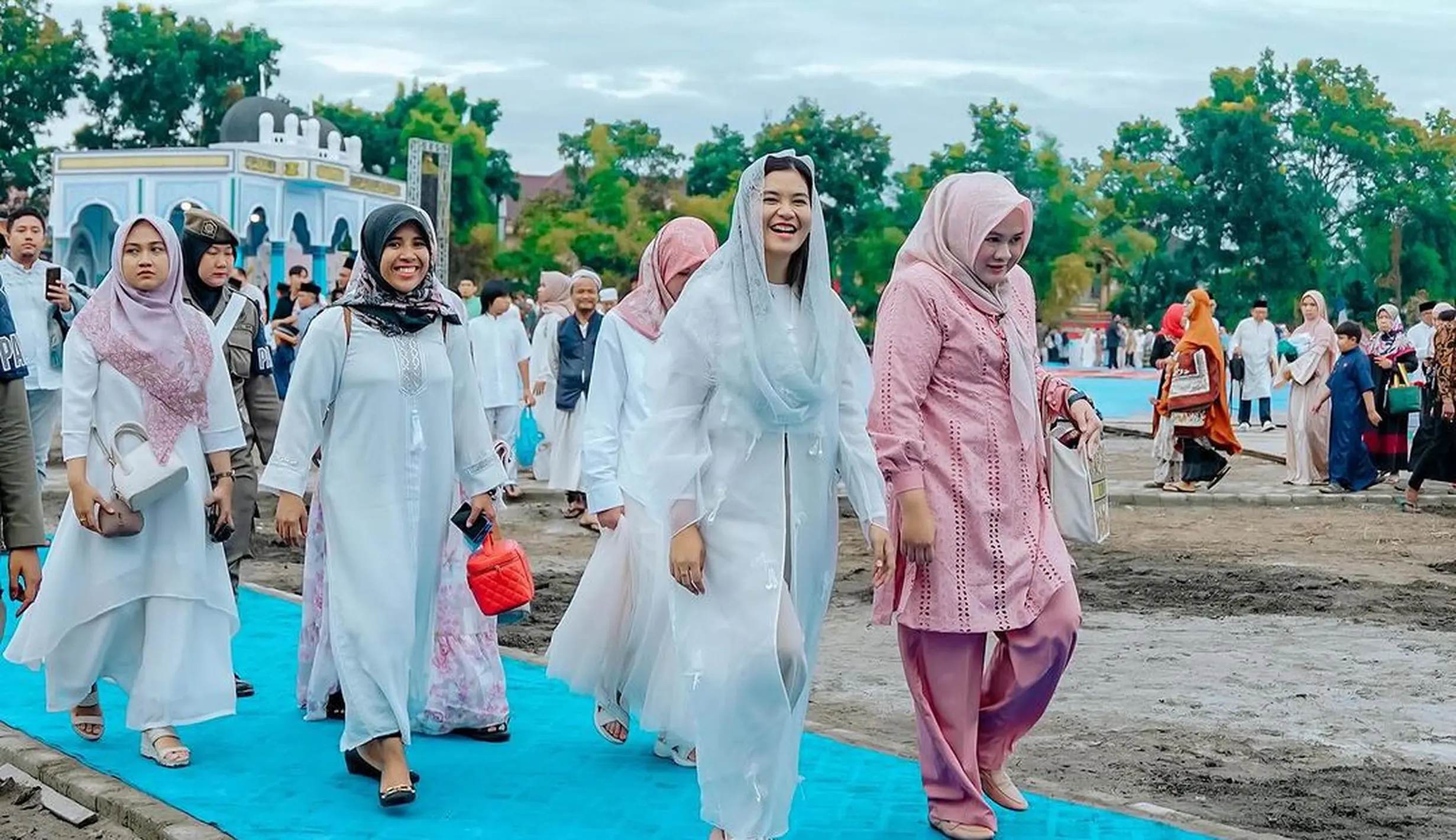 6 Potret Beda Gaya Keluarga Jokowi saat Idul Adha 2024, Kahiyang Ayu, Selvi Ananda, hingga Erina ...