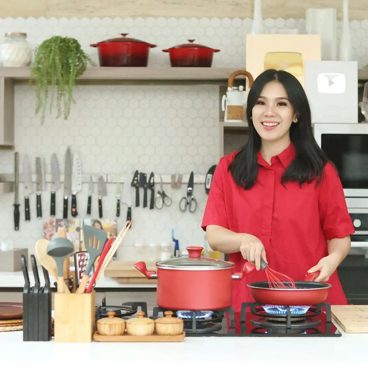 7 Potret Chef Devina Hermawan, Jadi Sorotan Usai Beli Pisau Rp 42 Juta ...