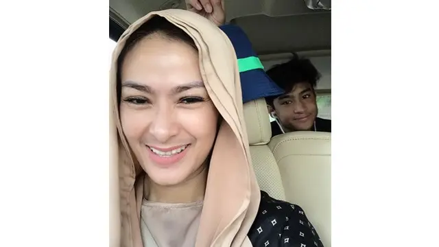 6 Potret Iis Dahlia Tanpa Makeup Tebal, Tetap Memesona - Hot Liputan6.com