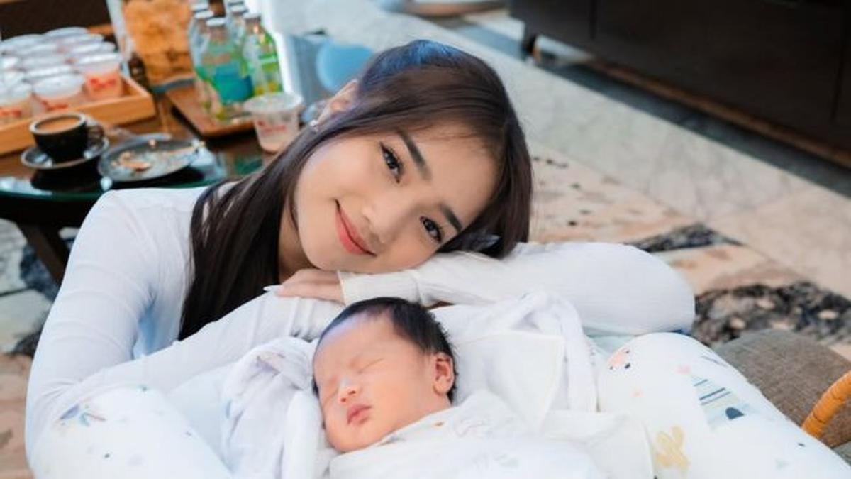 7 Potret Fuji dan Fadly Faisal Jenguk Baby Jyad Anak Shandy Purnamasari ...