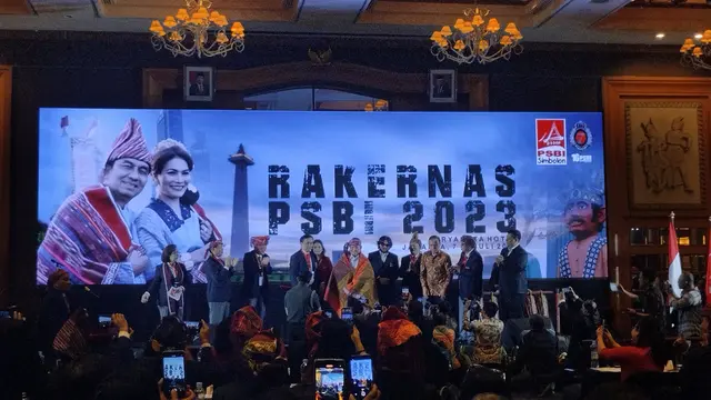 Prabowo Buka Rakernas PSBI 2023, Effendi Simbolon Sampirkan Kain Ulos ...