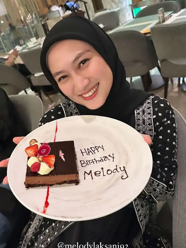 Potret Melody Laksani Eks JKT48 Ultah yang ke-32, Rayakan Bersama Orang Tersayang - Citizen6 ...