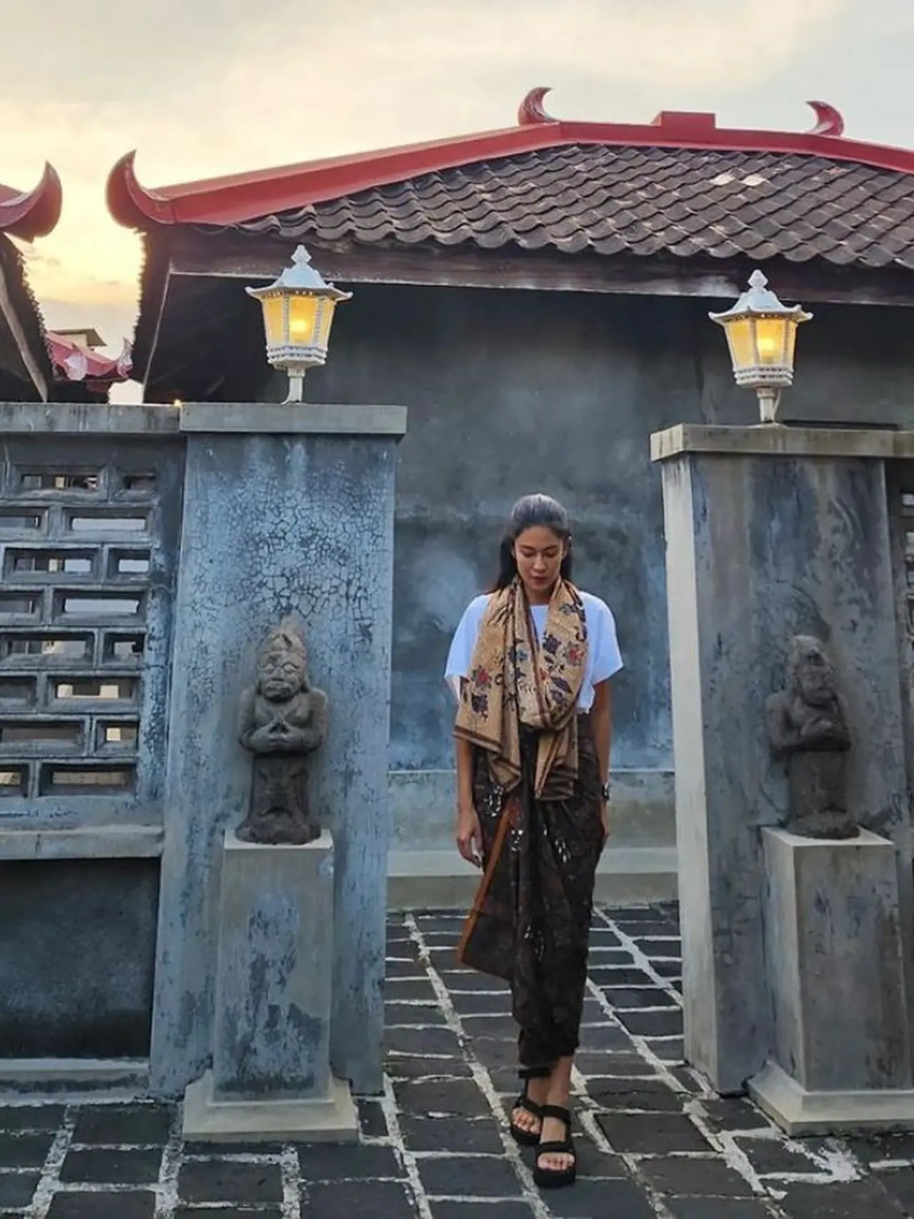 3 Potret Gaya Dian Sastro Jalan-jalan di Solo, Stylish dengan Padu ...
