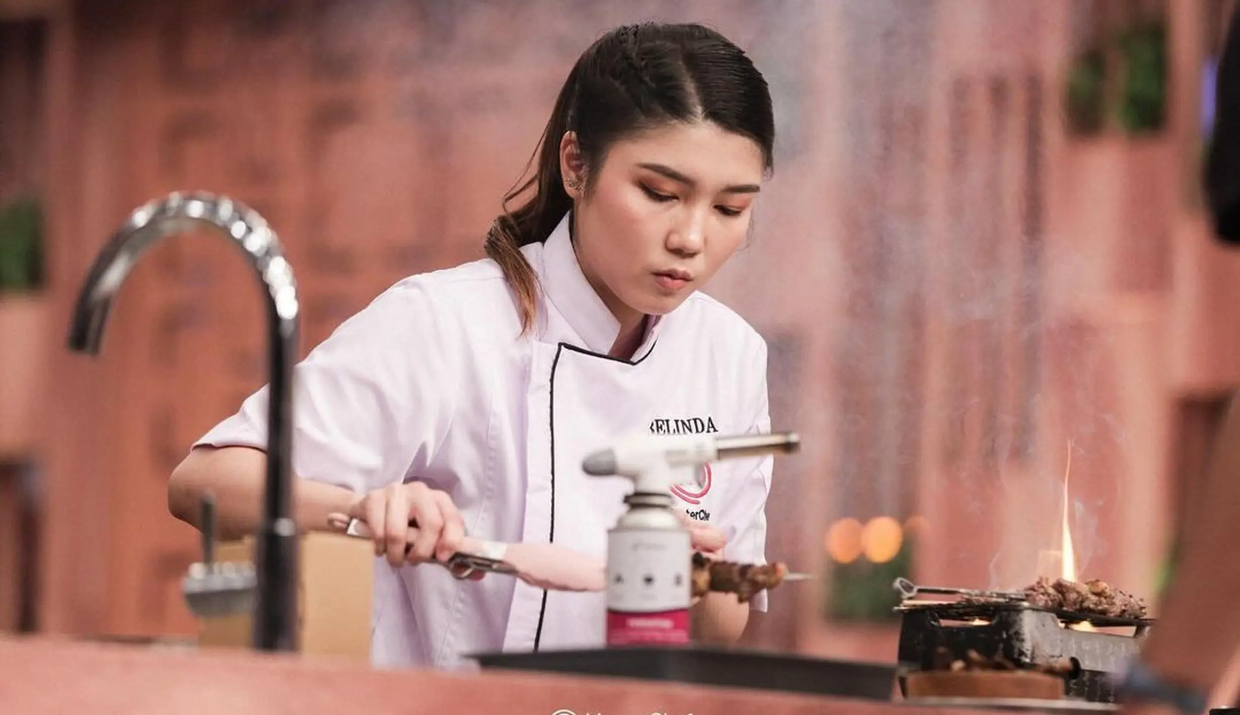 6 Potret Serius Belinda Pemenang MasterChef Season 11 saat di Dapur ...