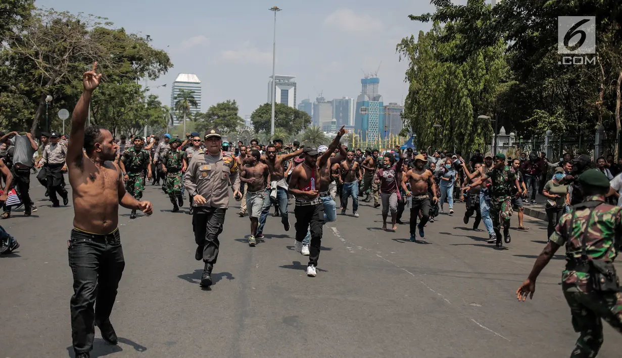 FOTO: Aksi di Depan Mabes TNI AD, Mahasiswa Papua dan Petugas Sempat ...