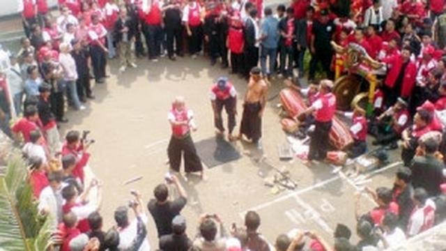 Debus, Permainan Mengerikan yang Berjasa dalam Penyebaran Islam di ...