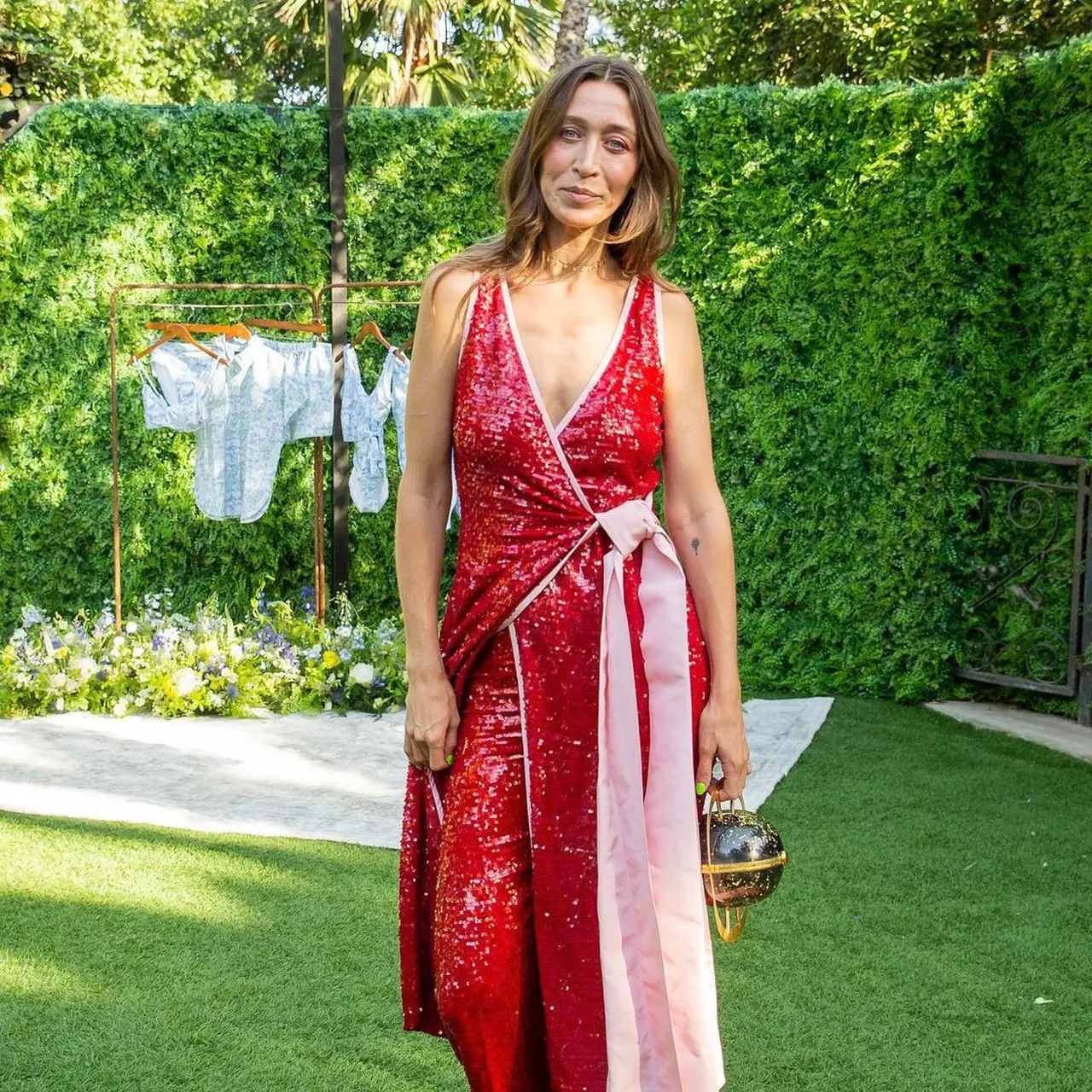 Melirik Potret Alana Hadid, Kakak dari Gigi Hadid yang Penuh Karisma ...
