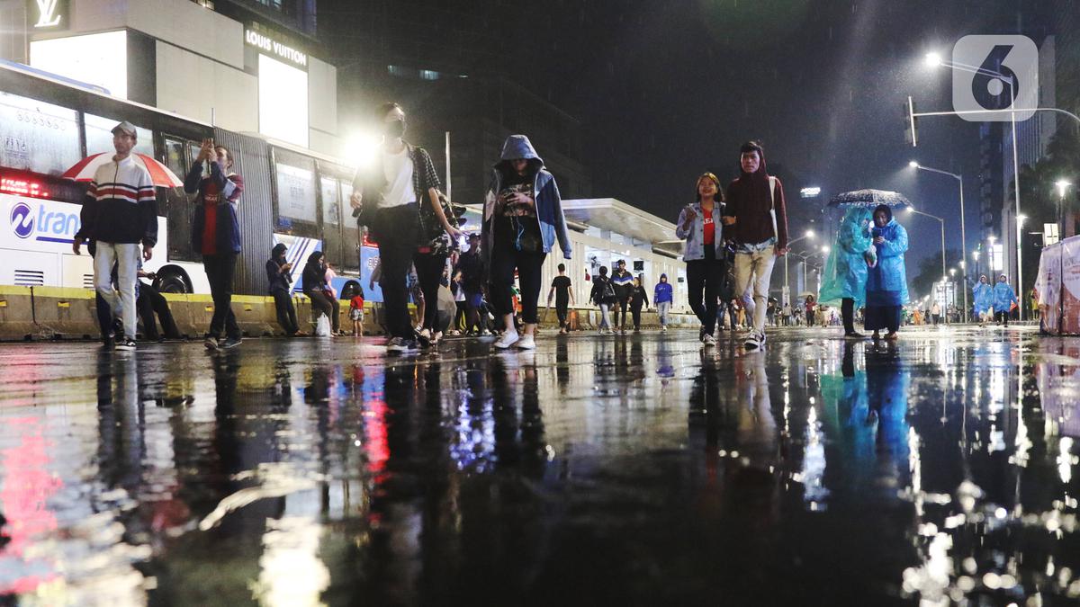 FOTO: Meski Diguyur Hujan, Car Free Night Pergantian Tahun Tetap Dipadati Masyarakat - Foto ...