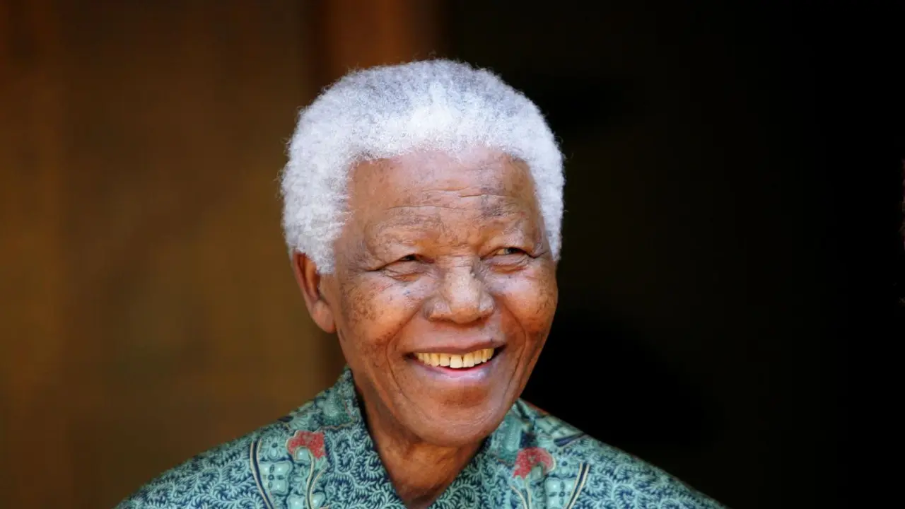 Cerita Nelson Mandela yang Jatuh Cinta dengan Batik Indonesia
