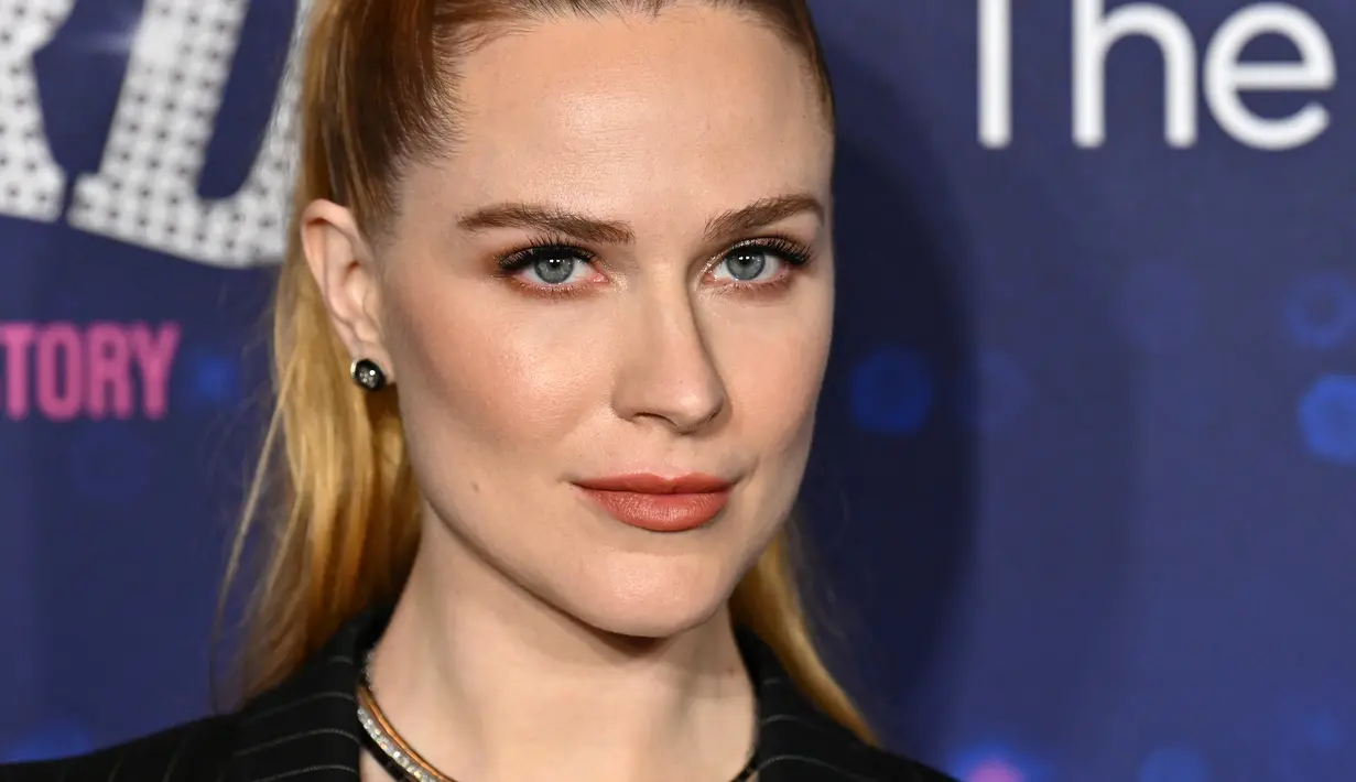 Gaya Evan Rachel Wood Pakai Blazer Hitam, Cantik dan Memesona - Foto ...