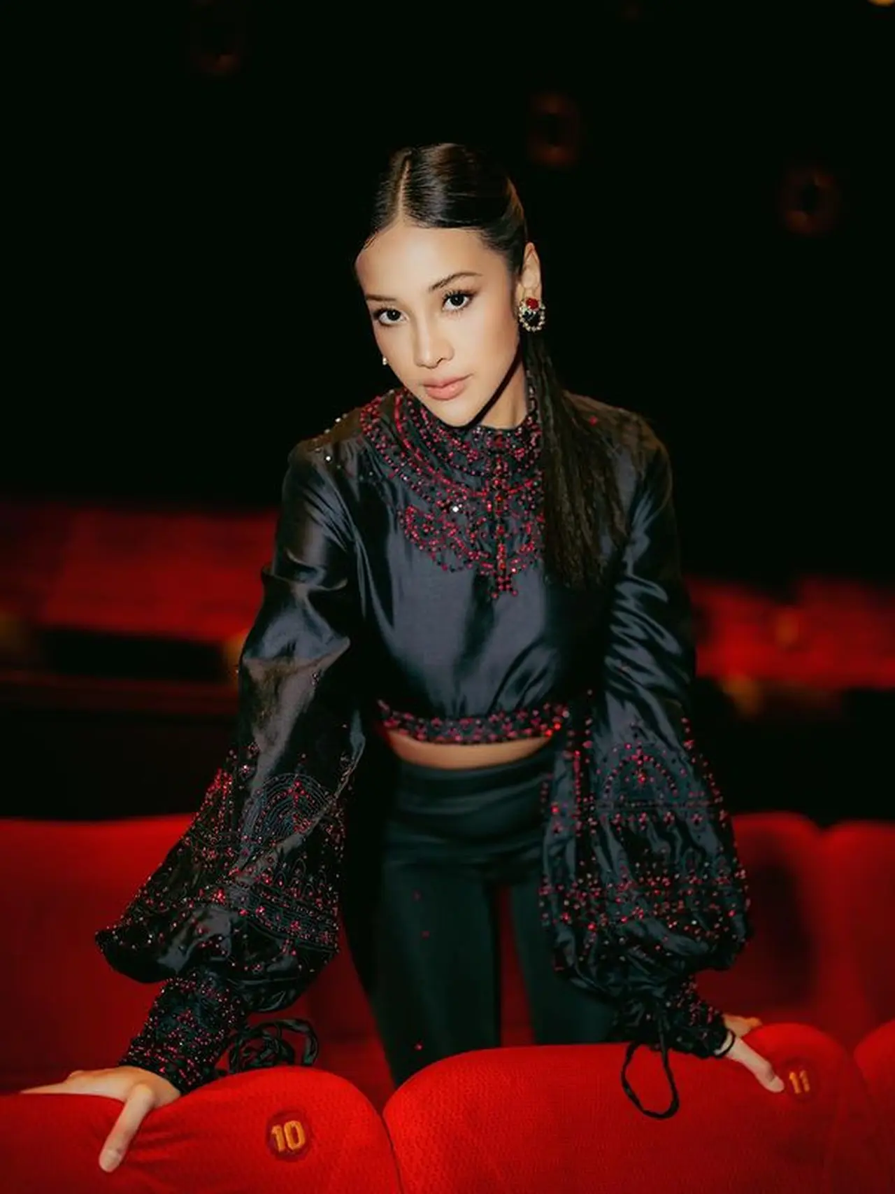 Keren Banget, Potret Anya Geraldine dengan Busana Serba Hitam