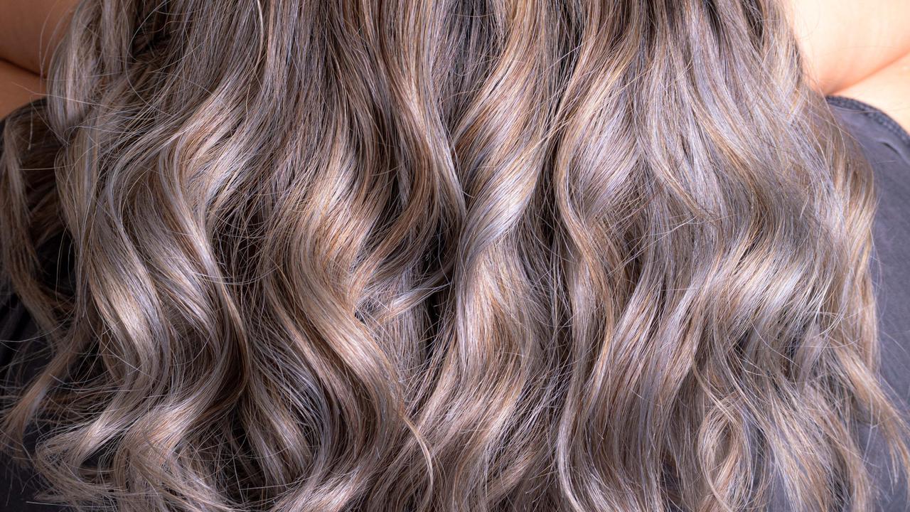 Desainer Belanda Ini Bikin Busana Rajut dari Limbah Rambut Manusia