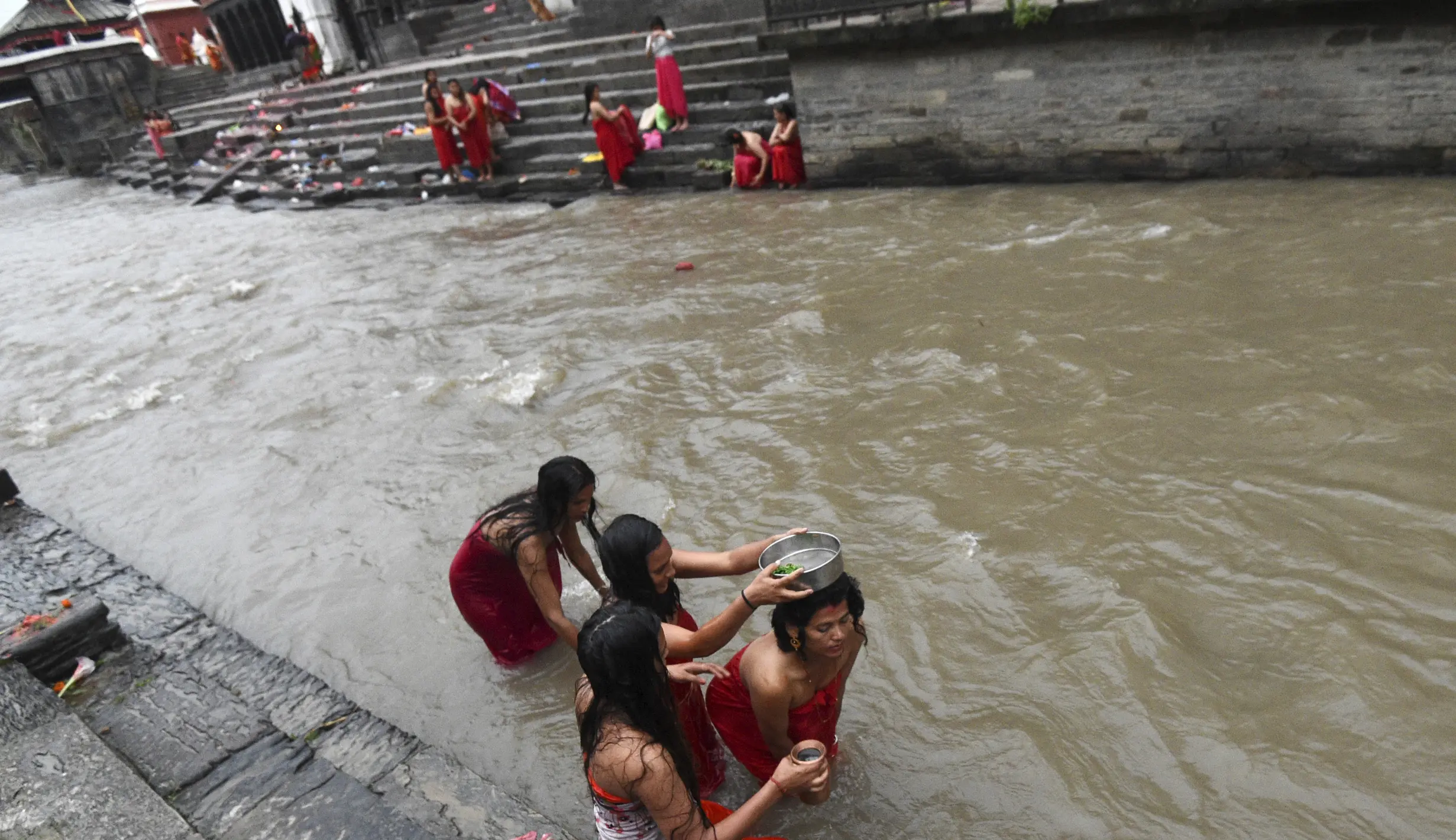 FOTO: Intip Para Wanita Nepal Mandi Suci Selama Festival Rishi Panchami ...