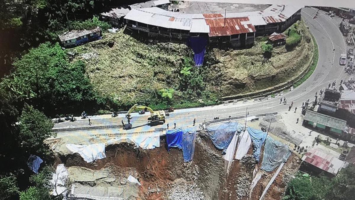 Tim Kementerian PUPR Lakukan Pemeriksaan Intensif Longsor di Puncak Pass
