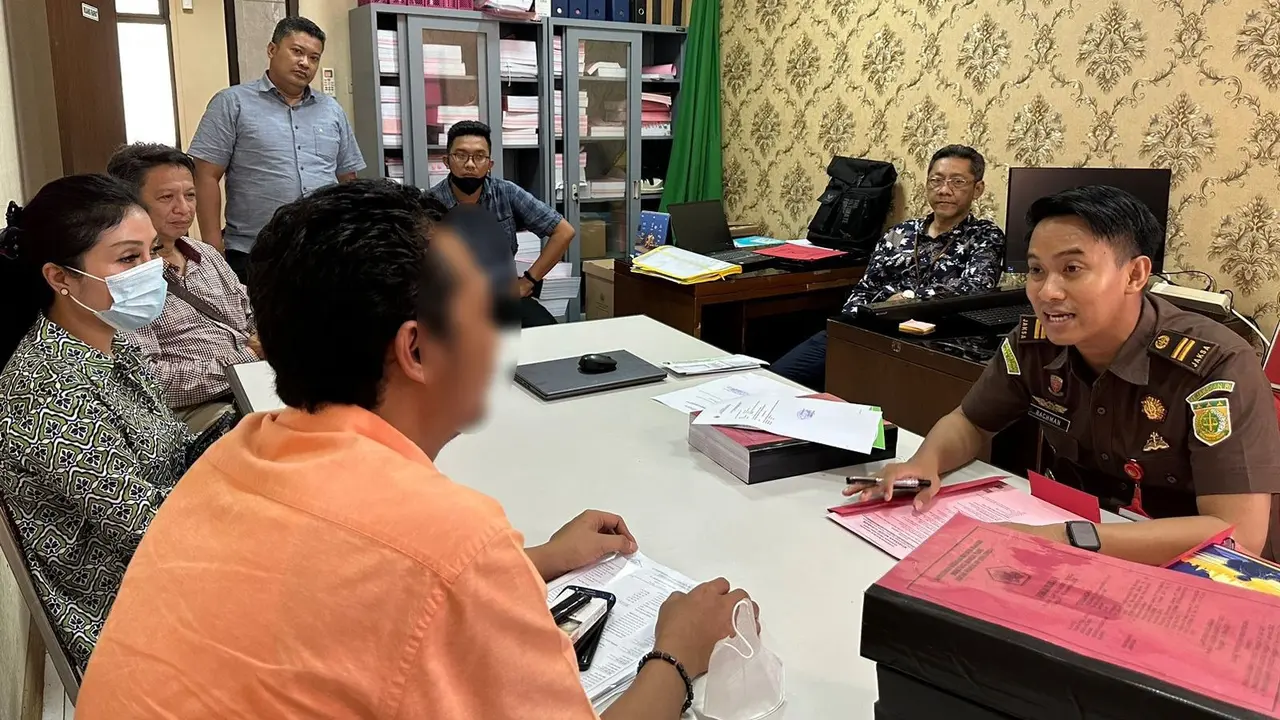 Tersangka Pidana Pajak Diserahkan ke Kejari Surabaya, Rugikan Negara Rp 1,6 Miliar - Surabaya ...