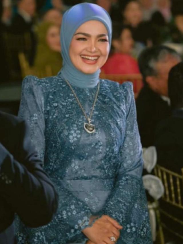 7 Potret Gaun Brokat Siti Nurhaliza di Pernikahan Anak Sambung, Detail ...