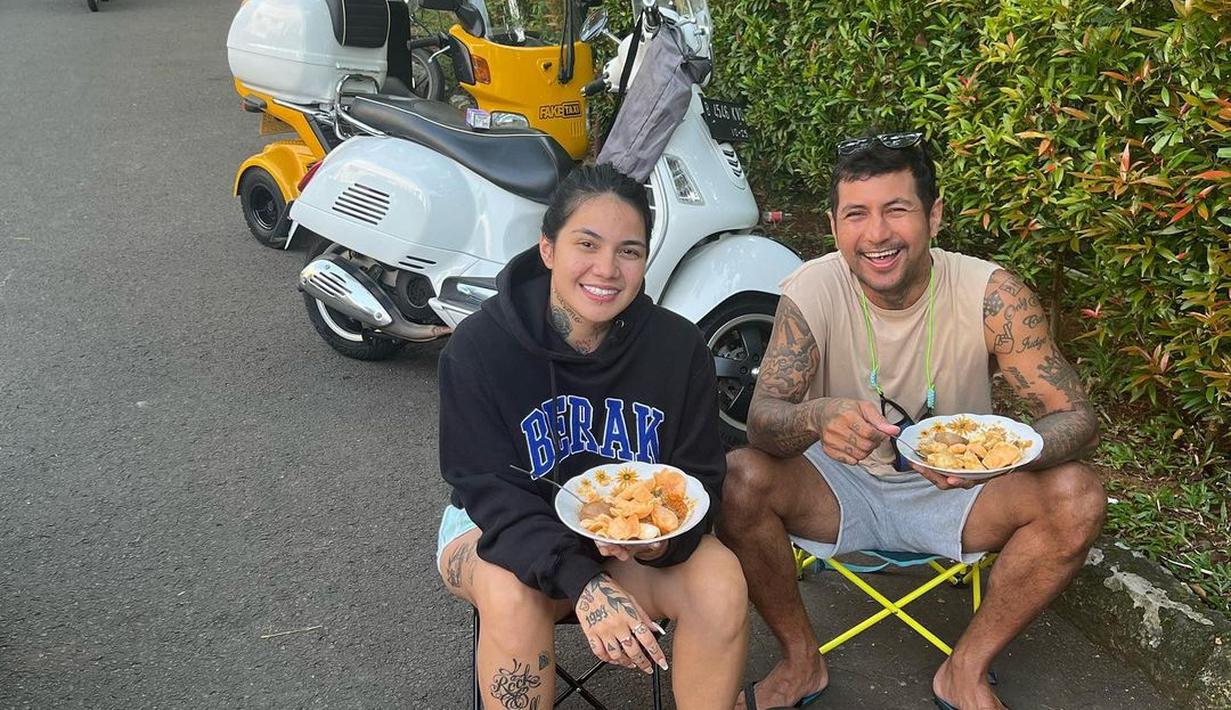 Pasangan Bertato, Intip Kemesraan Pebasket Kelly Purwanto dan Istri - Photo Fimela.com