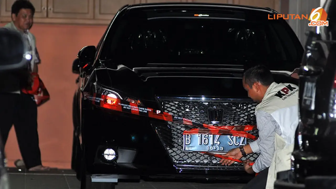 Geledah Rumah Akil Mochtar, KPK Sita 3 Mobil Mewah - News Liputan6.com