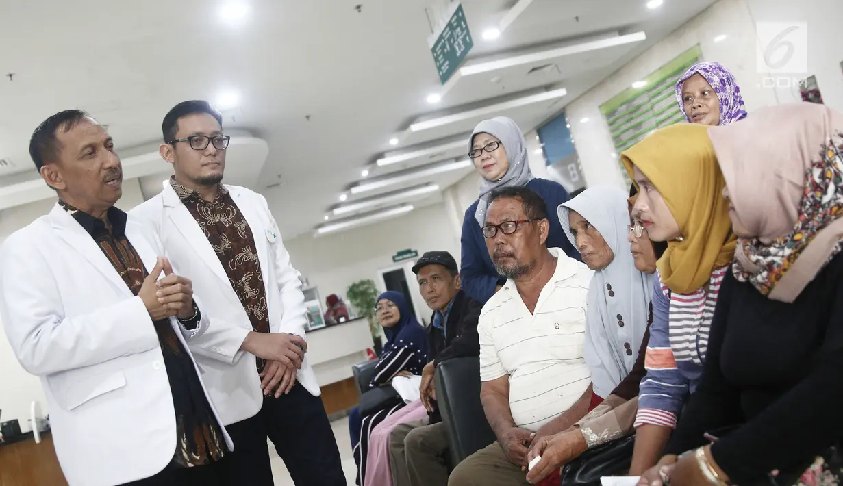 FOTO: RS EMC Sentul Gelar Operasi Katarak Gratis - Foto Liputan6.com