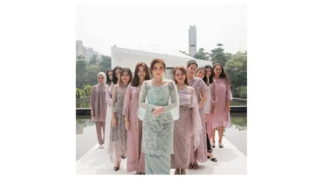 7 Potret Ashilla Zee Eks Blink Dilamar Kekasih, Penuh Haru Bahagia ...