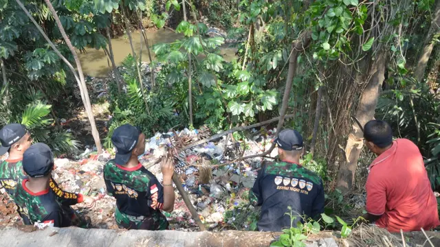 TNI dan Relawan Berjibaku Bersihkan Gunungan Sampah di Sungai Kalibaru Bogor - News Liputan6.com