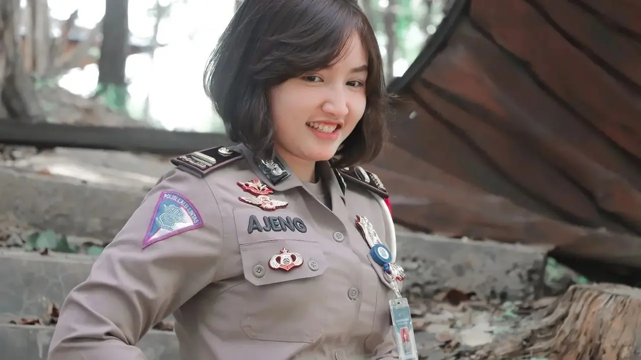 Disebut Mirip Boneka Susan, Ini 6 Potret Polwan Ipda Ajeng Sekar - Hot Liputan6.com