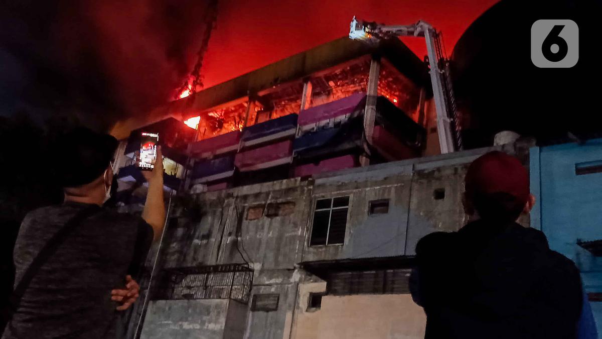 Kebakaran Glodok Plaza Mulai Berangsur Padam Setelah 6 Jam