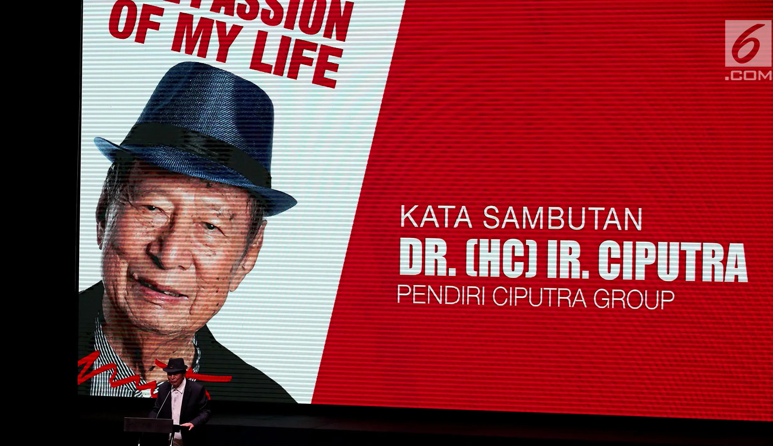 PHOTO: Bertopi Vedora, Ciputra Ditemani Megawati Luncurkan Buku - Foto ...