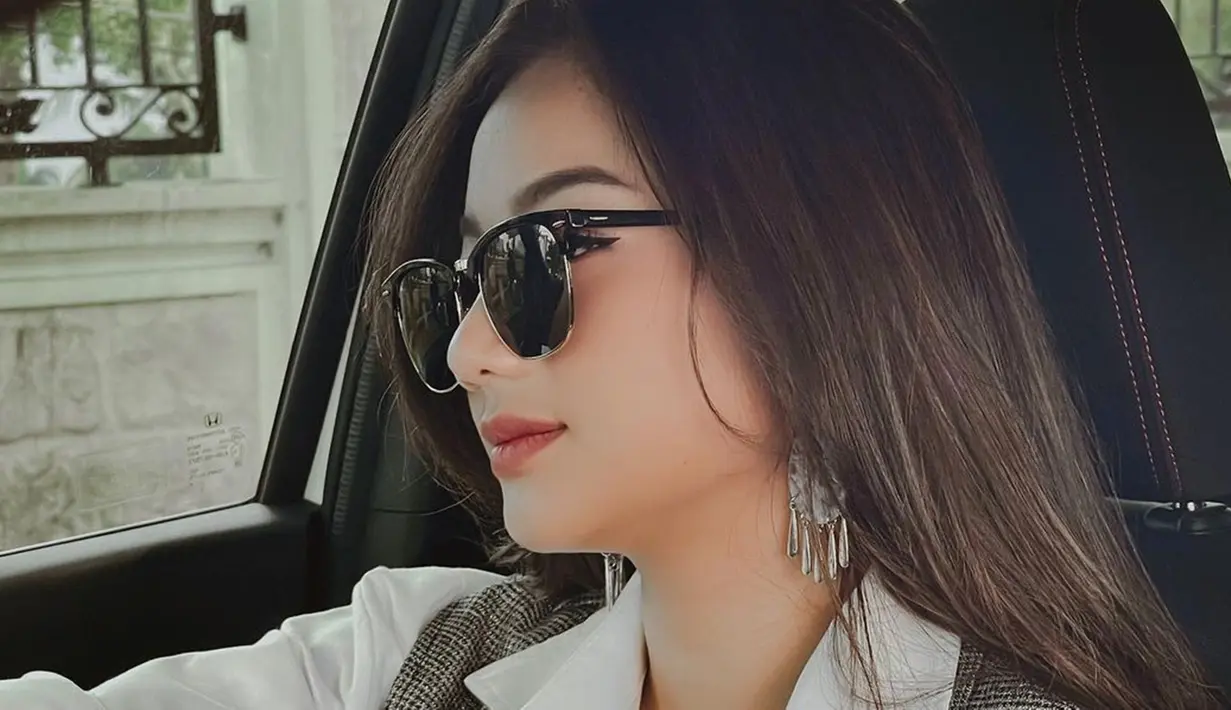 FOTO: Gaya Glenca Chysara Pakai Kacamata, Tampil Trendi - Foto Liputan6.com