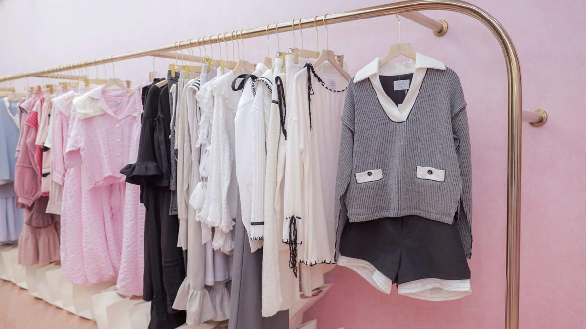 Brand Fashion Array Day Off Resmikan Gerai Pertamanya di Plaza ...