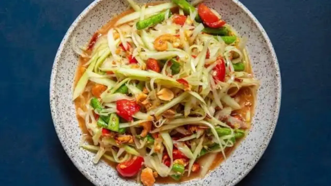 3 Resep Som Tam Thailand yang Segarnya Bikin Mata Meram Melek ...
