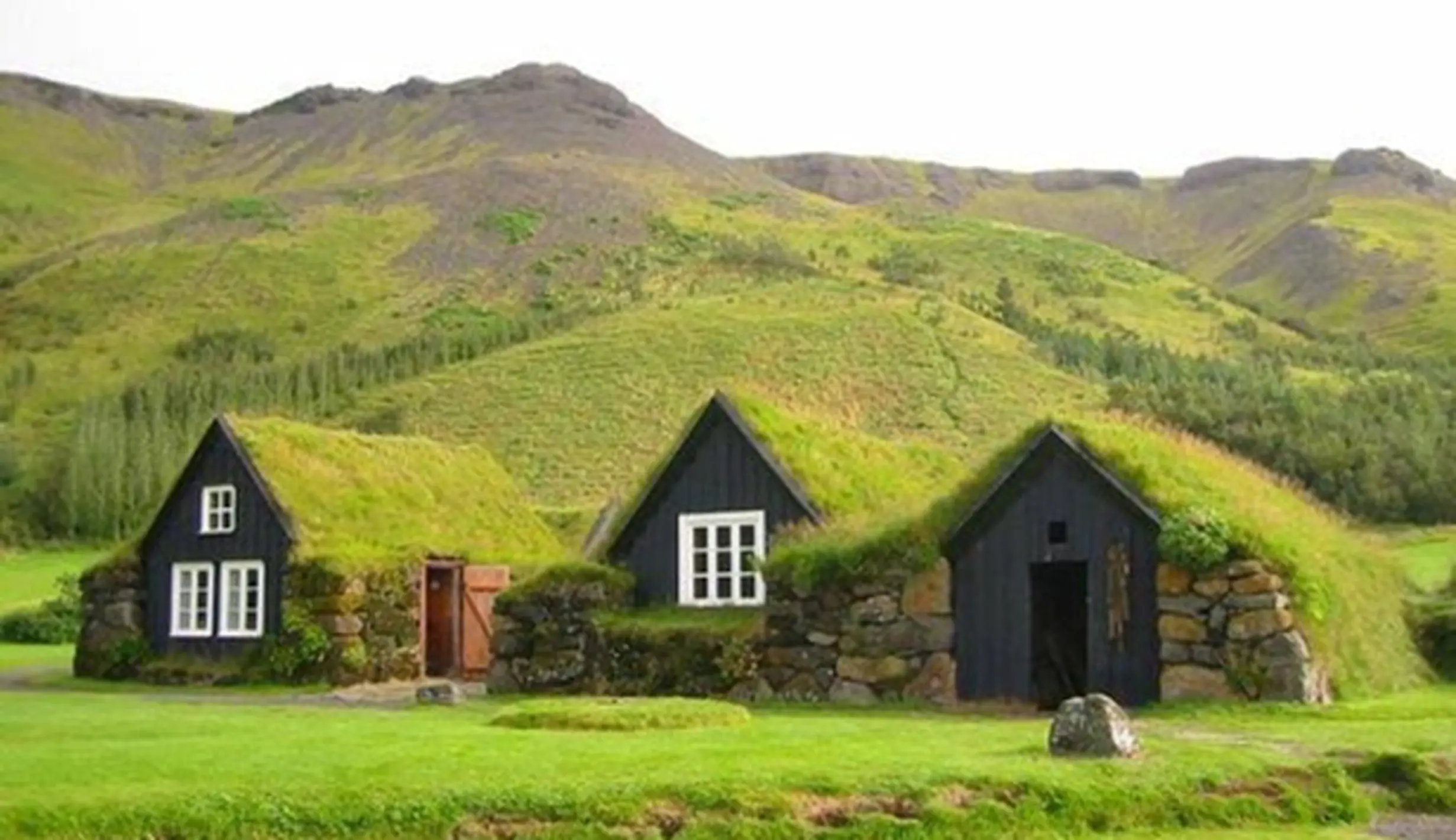 Rumah Unik Dengan Atap Rumput: Keren Abis Ladies - Photo Fimela.com