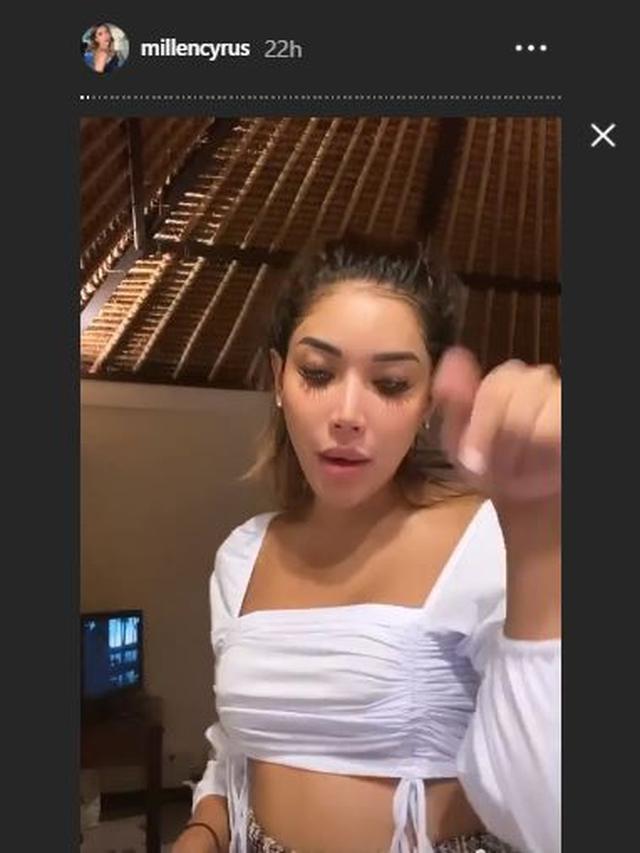 6 Potret Millen Cyrus Pamer Perut Buncit