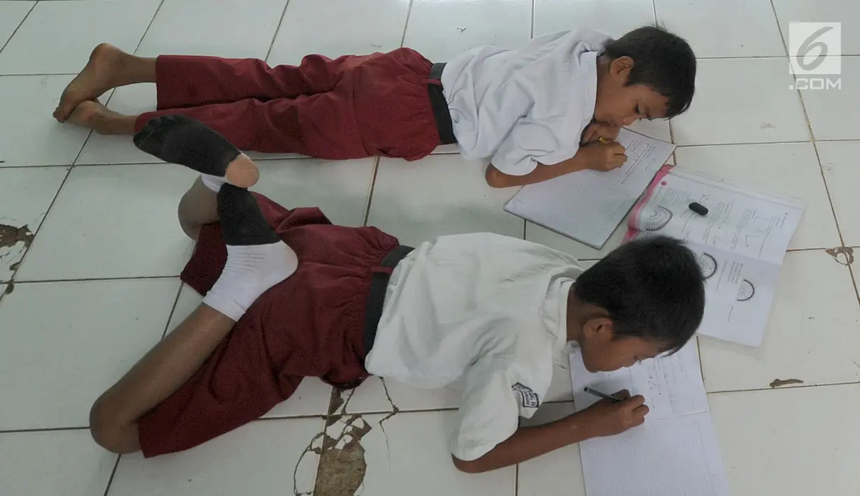 FOTO: Lagi, SD Negeri di Bogor Tak Punya Meja dan Kursi untuk Belajar ...