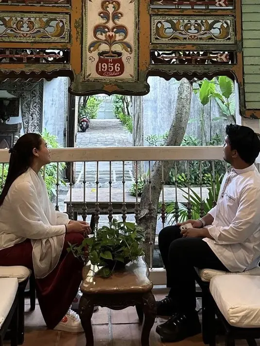 6 Gaya Elegan Aaliyah Massaid Nyekar ke Makam Bung Karno di Jawa Timur, Kenakan Kerudung Putih ...