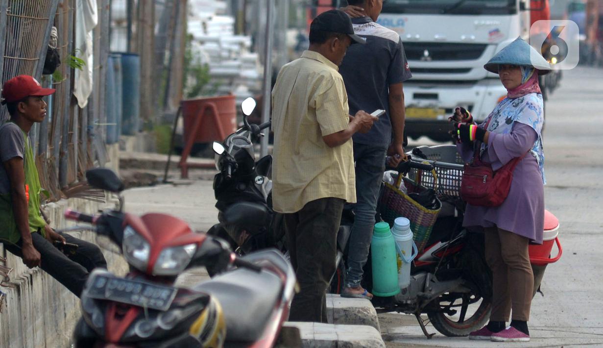 FOTO: Potret Pedagang Kopi Keliling di Pelabuhan Sunda Kelapa - Foto ...